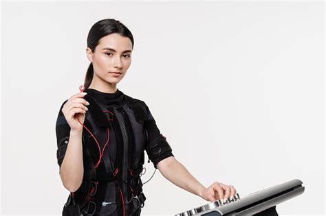 흰색 바탕에 Ems 정장을 입은 소녀 전기 근육 자극 슈트에서 스포츠 훈련 18 19세에 대한 스톡 사진 및 기타 이미지 18 19세 강사 개선 Istock