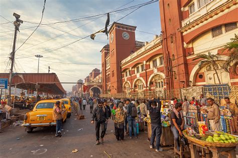 통근자 거리 상점 택시 스탠드의 전경을 조망할 수 있는 하울라 기차역 객차에 대한 스톡 사진 및 기타 이미지 객차 거리