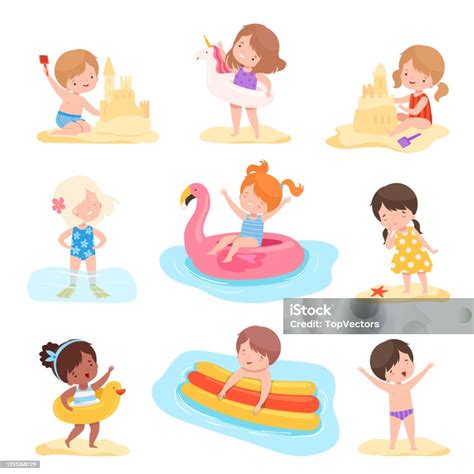 해변에서 놀고 바다 세트에서 수영하는 귀여운 소년과 소녀 어린이 여름 활동 휴일 만화 벡터 일러스트레이션에서 즐거운 시간을 보내는 사랑스러운 어린이 모래에 대한 스톡 벡터