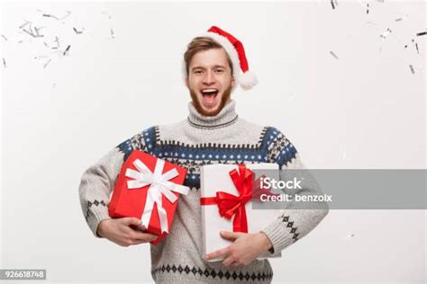 Chirstmas 개념색종이 배경 크리스마스 날에 대 한 축 하와 선물 상자를 들고 행복 한 젊은 백인 수염 남자 나비매듭에 대한 스톡 사진 및 기타 이미지 Istock