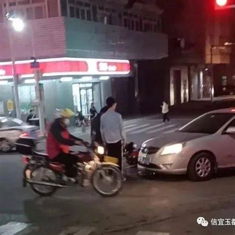 信宜玉湖桥红绿灯路口发生一起交通事故com文水遗迹