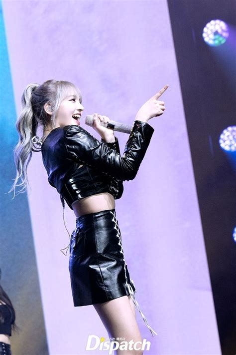 무대에서 행복해보이는 리즈 팬플러스 커뮤니티