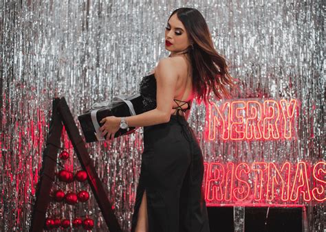 12 Days Of Sexy Xmas A Guide To Naughty Christmas Fun Honeycombers