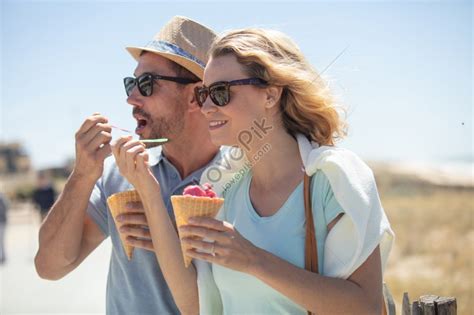 아이스크림을 즐기는 데이트에 행복한 커플 사진 무료 다운로드 Lovepik