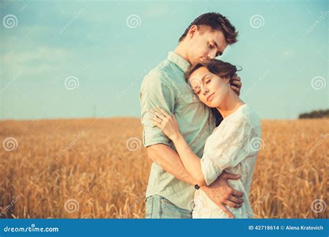 Pares Jovenes En El Amor Al Aire Libre Junte El Abrazo Pares Hermosos Jovenes En El Amor Que