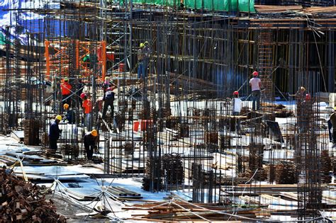 建筑工地上忙碌的建筑工人，原创摄影 建筑工人 建筑工地 摄影 新浪新闻