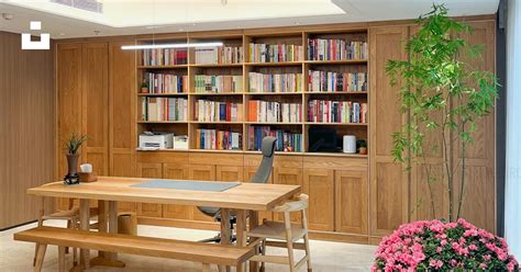 책장이있는 방의 테이블과 벤치 사진 Unsplash의 무료 꽃 이미지