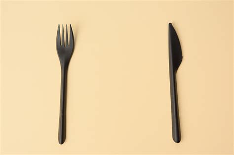 일회용 검은 색 플라스틱 포크와 갈색 배경에 칼 닫고 설정 0명에 대한 스톡 사진 및 기타 이미지 0명 갈색 개체 그룹 Istock