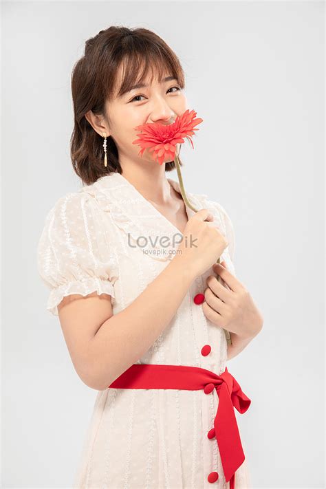 꽃을 손에 들고 젊은 아름다움 사진 무료 다운로드 Lovepik