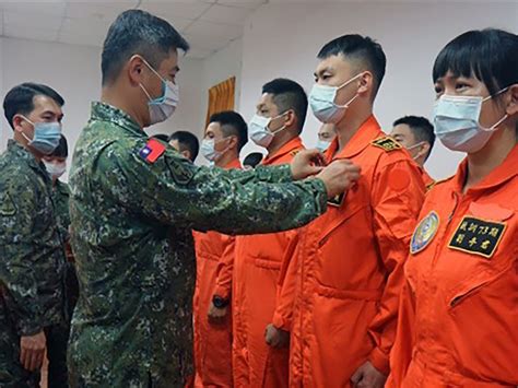 飛訓部單飛飛鷹頒證典禮 建軍戰備挹注新血 軍聞 飛訓部單飛飛鷹頒證典禮 建軍戰備挹注新血 青年日報