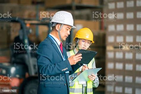 두 명의 아시아 창고 직원이 물류 창고 감사 및 재고 관리 표준 작업을 수행하고 있습니다 25 29세에 대한 스톡 사진 및 기타 이미지 25 29세 2명 35 39세
