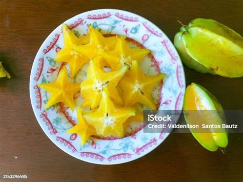 복사 공간이 있는 나무 배경에 도자기 접시에 얇게 썬 고립된 별 과일 0명에 대한 스톡 사진 및 기타 이미지 0명 개념 건강한 식생활 Istock