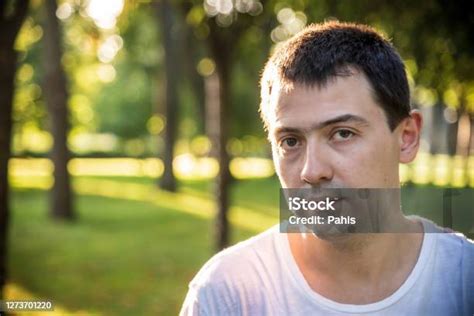 여름 자연 공원 배경에 흰색 셔츠에 아름다운 심각한 남자의 야외 초상화를 닫습니다 패션 모델 35 39세에 대한 스톡 사진 및