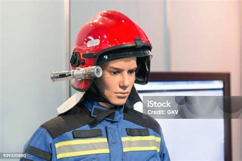 전 소방 관 소방 관의 헬멧과 유니폼에 더미 보호 구조 착용입니다 헤드 라이트 토치 구조에 대한 스톡 사진 및 기타 이미지 구조 군복 군사 훈련 Istock