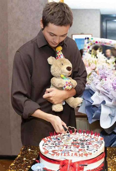 37歲陳偉霆曬慶生照，手抱公仔搞怪似小男孩，和寫真帥照不像同一人 ＊ 阿波羅新聞網