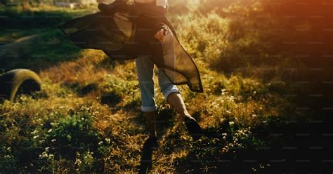 햇볕이 잘 드는 공원에서 놀라운 햇살 분위기 있는 순간에 즐거운 시간을 보내는 세련된 힙스터 소녀 저녁 빛 뒷모습에서 춤을 추는 세련된 멋진 여자 선택적 초점