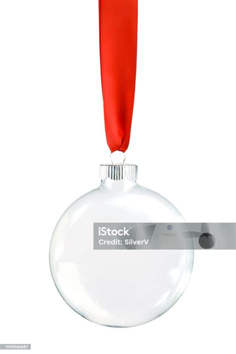 반짝이는 빨간 리본에 매달린 명확한 크리스마스 장식 텍스트 또는 제품을 위한 값싼 물건의 빈 공간 흰색으로 격리 크리스마스 장식품에 대한 스톡 사진 및 기타 이미지 Istock
