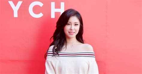 [t포토] 전효성 티셔츠 하나 걸친 듯 한 하의실종 패션