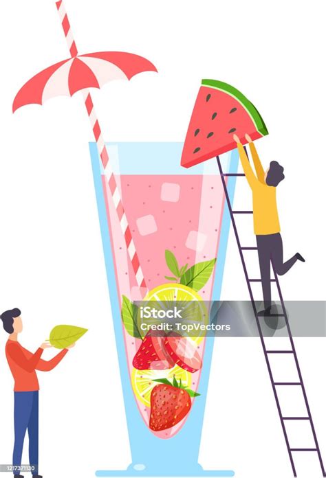 작은 사람들 만들기 칵테일 젊은 남자 퍼 팅 과일 큰 유리 와 주스 를 사용 하 여 사다리 차가운 달콤한 여름 음료 벡터