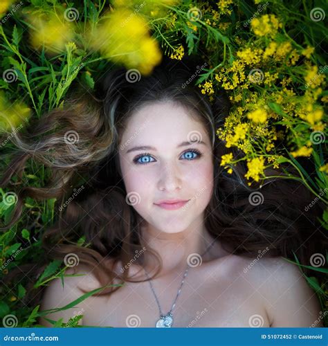 Portrait D Une Belle Jeune Fille Photo Stock Image Du Charmer Normal