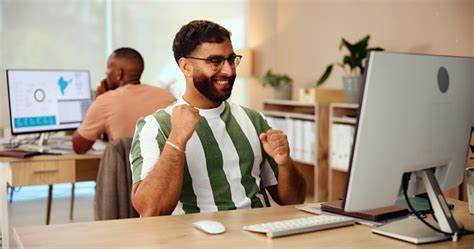 주먹 펌프 컨설턴트 대상 및 좋은 소식을위한 축하 및 창의적인 사람 B2b 성공 스타트업 거래 및 미디어 프로젝트 관리 승인 또는 보너스 목표를 위한 당첨자 판매 대리인 및