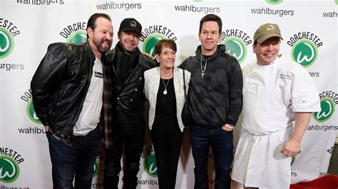Wahlburgers Goes Online