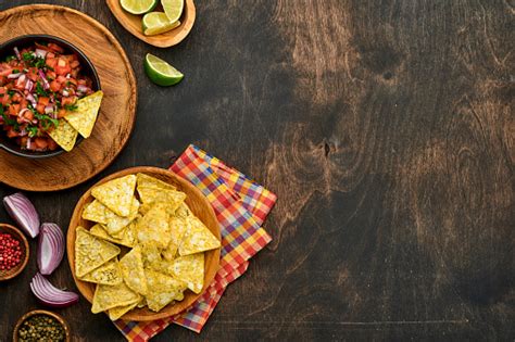 나초와 재료 토마토 칠레 마늘 어두운 오래된 나무 배경에 양파와 전통적인 멕시코 토마토 소스 살사 라틴 아메리카와 멕시코 음식의 개념 모의 0명에 대한 스톡 사진 및 기타