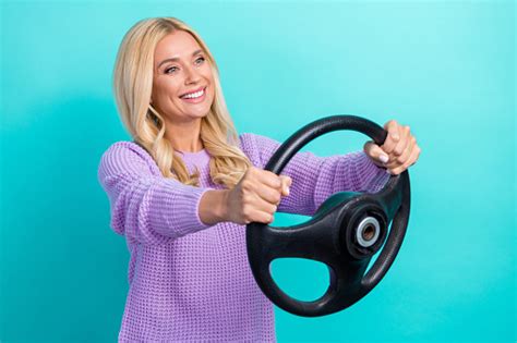 긍정적 인 예쁜 아가씨 팔 홀드 휠 이빨 미소 빈 공간 고립 된 아쿠아 마린 색상 배경의 프로필 사진 곱슬 머리에 대한 스톡 사진 및 기타 이미지 Istock