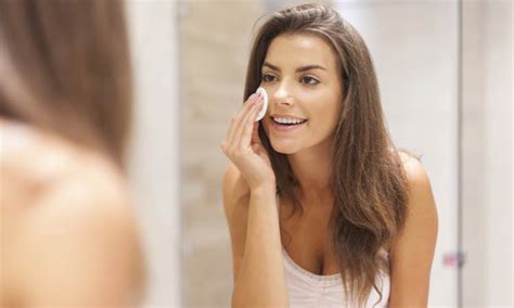 How To Remove Makeup Ways To Remove Makeup Makeup Removal Tips