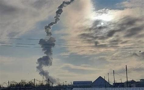 У російському Енгельсі пролунали вибухи фото відео