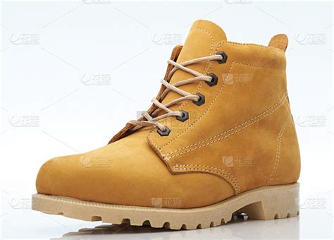 带鞋带的黄色皮靴