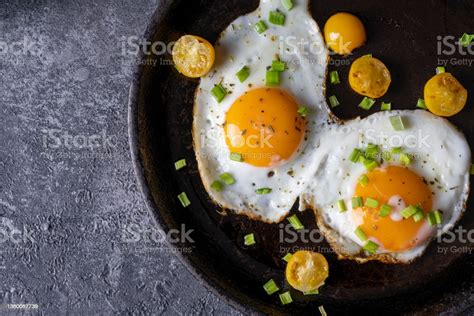 어두운 배경에 베이컨과 야채와 팬에 튀긴 계란과 아침 식사 달걀에 대한 스톡 사진 및 기타 이미지 달걀 베이컨 하이 앵글 Istock