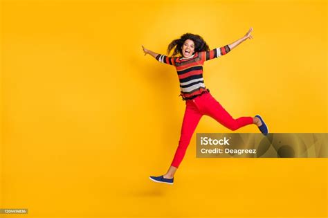 전체 길이 프로필 측면 사진 미친 펑키 갈색 머리 소녀 평온한 점프 실행 홀드 핸즈 느낌 솔직한 감정 비명 착용 캐주얼 스타일 의상 위에 고립 된 노란색 색상 배경 긍정적인