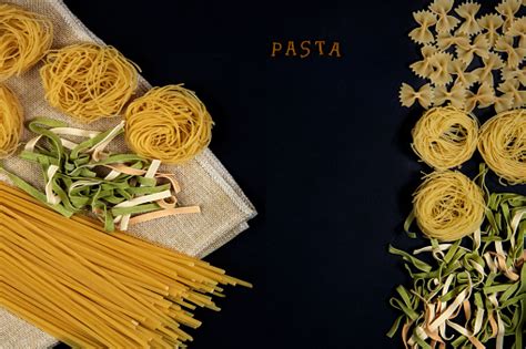 어두운 배경에 파스타의 다양한 혼합 금속 숟가락 식품 개념 단어 파스타 이탈리아 음식과 메뉴 개념 0명에 대한 스톡 사진 및 기타 이미지 Istock