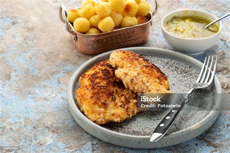 감자 공과 레몬 소스를 곁들인 위너 슈니첼 빵을 굽는 치킨 슈니첼 0명에 대한 스톡 사진 및 기타 이미지 0명 감자 요리 감자튀김 Istock
