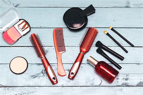 파운데이션 파우더와 세 가지 컬러 블러 쉬 다양 한 브러쉬 및 나무 테이블에 향수 병 강철에 대한 스톡 사진 및 기타 이미지 강철 개념 개념과 주제 Istock