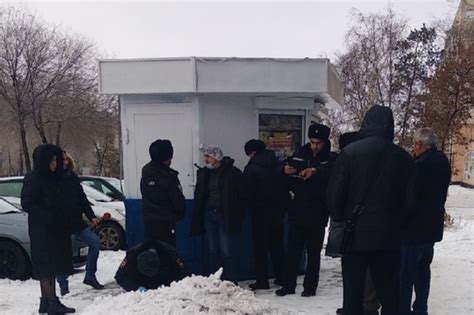 Полиция опубликовала видео задержания мужчины в шапочке и с пистолетом