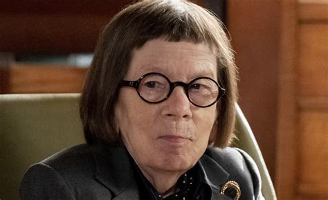 Linda Hunt Narrator