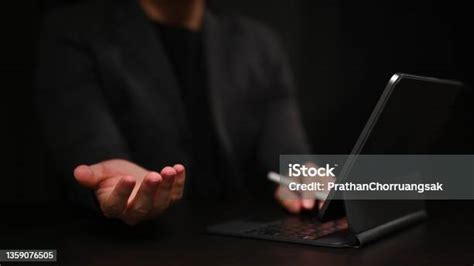 컴퓨터 태블릿을 사용하여 사업가의 자른 이미지와 손을 보여주거나 뭔가를 들고 보여주기에 대한 스톡 사진 및 기타 이미지 보여주기 태블릿 25 29세 Istock