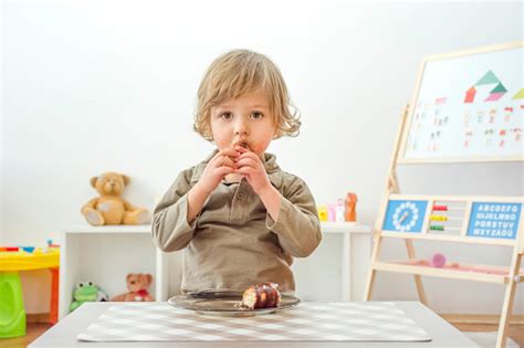 귀여운 행복한 아이 소년 집에서 초콜릿 케이크를 먹는 재미 초콜릿 과자 설탕 어린이를 위한 건강에 해로운 음식 개념 사진 2 3 살에 대한 스톡 사진 및 기타 이미지