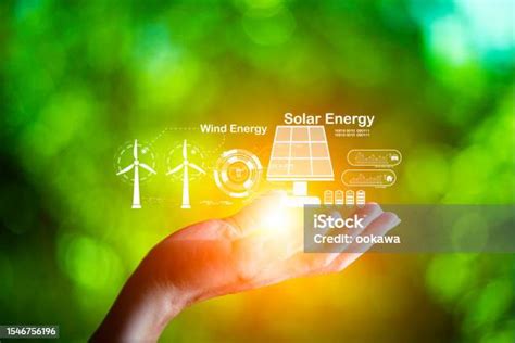 녹색 에너지 풍력 에너지 태양 에너지 아이콘을 흐릿한 녹색 잎에 들고 있다 탄소 중립과 녹색 자연 배경에는 에너지 아이콘이 있습니다 탄소 가스는 지구 온난화에 영향을