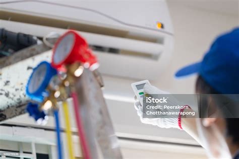원격 제어 수리 및 유지 보수 개념으로 에어컨을 작동하는 기술자 더러운에 대한 스톡 사진 및 기타 이미지 더러운 에어컨 열다 Istock