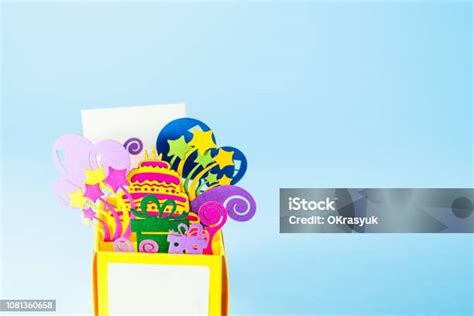 생일 공예 팝업인사말 카드 종이의 만든 밝은 파란색 배경에 내부 불꽃놀이 풍선 선물 생일 케이크와 함께 Tbox의 3d 종이 그림 엽서 공간 복사 개념에 대한 스톡