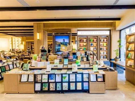 新华书店的向 新”路