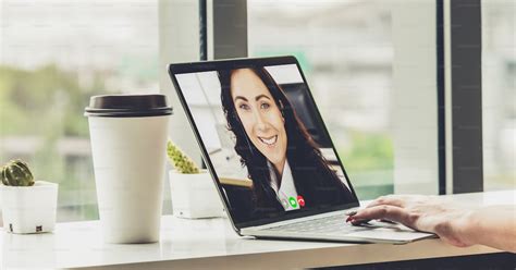 가상 작업 공간 또는 원격 사무실에서 만나는 화상 통화 사업가 스마트 비디오 기술을 사용하여 전문 기업 비즈니스의 동료와 소통하는 원격 근무 전화 회의 사진