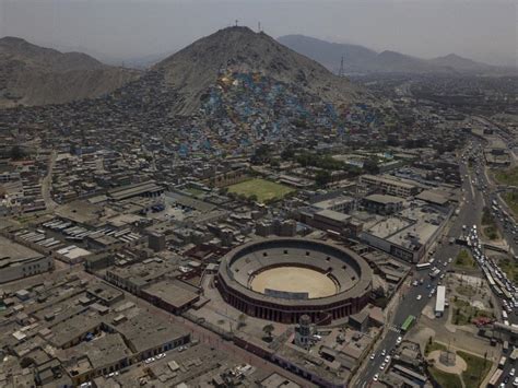Gigantesco Mural En Desértico Cerro De Lima Perú
