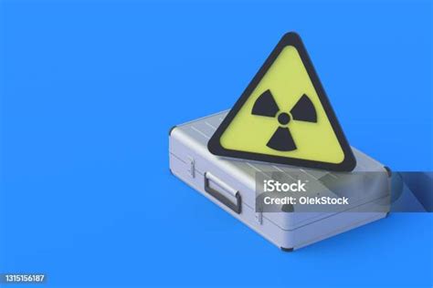 방사선 표지판 근처의 금속 가방 핵 서류 가방 방사성 물질의 수송 생물학적 무기의 개발 원자력 산업에 투자 공간을 복사합니다 3d 렌더 0명에 대한 스톡 사진 및 기타
