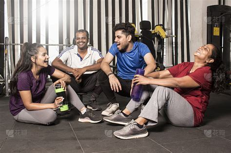 去健身房，保持健康。人们在健身房大笑和做运动