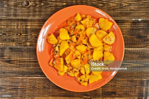 나무 테이블에 녹색 접시에 감자 갈색 보드에 오렌지 소스를 곁들인 삶은 감자 접시 근처에 텍스트를 배치합니다 설계를 위한 공간을 복사합니다 건강한 식생활에 대한 스톡 사진