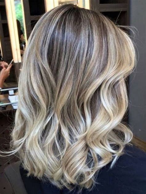 Corte De Cabelo Médio Em Cabelos Loiros